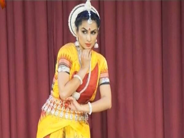 SBS anchor Aditi Arora Sawant gives magnificent performance on stage ...