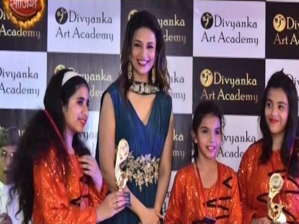 Divyanka Tripathi inaugurates Art Class in Bhopal