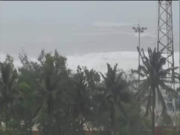 Latest visuals from Paradeep as Cyclone Fani hits Odisha