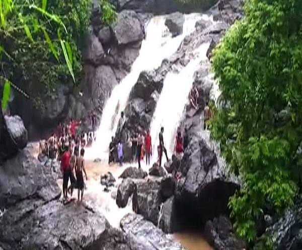 Vasai Tungareshwar Waterfall Filled With Tourists | Vasai Waterfall ...
