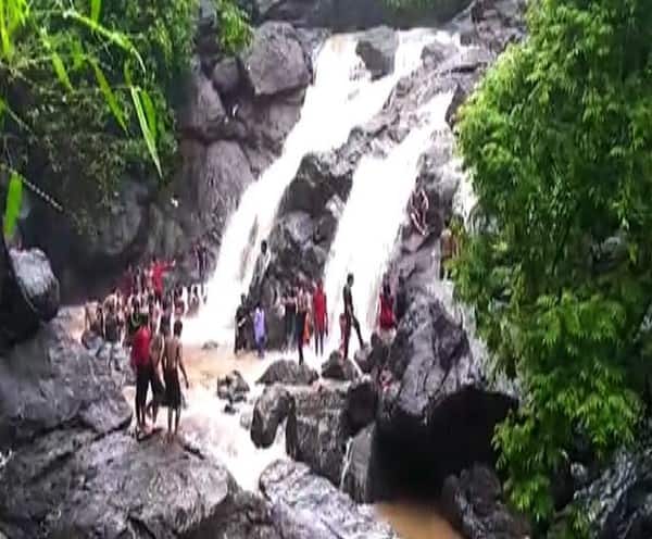 Vasai Waterfall | वसईचा धबधबा पर्यटकांनी फुलला, तुंगारेश्वर खळाळला ...