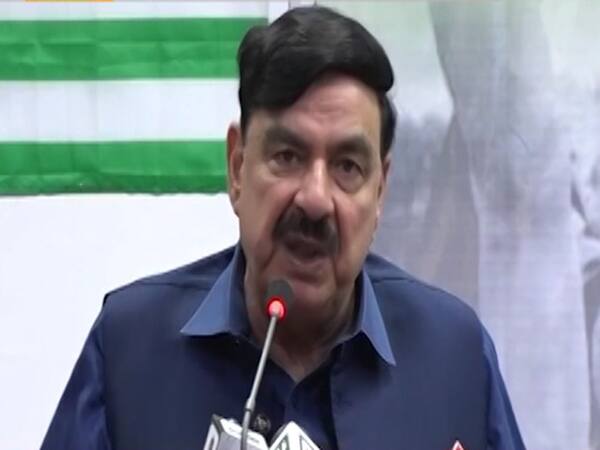 Pakistan minister Sheikh Rashid gets electric shock while speaking ...