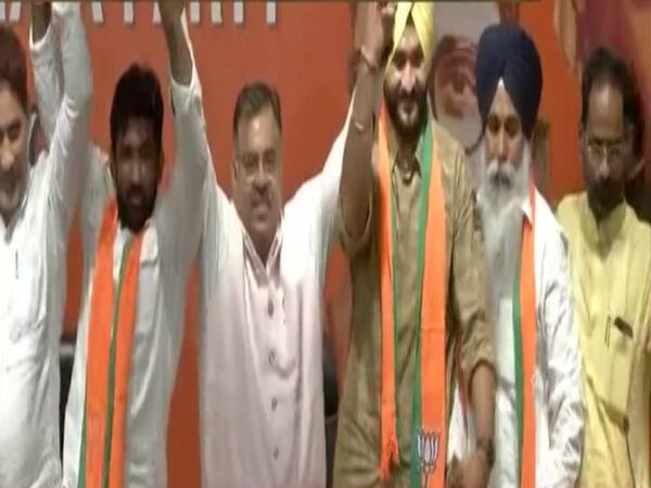 Wrestler Yogeshwar Dutt And Hockey Star Sandeep Singh Joins BJP ... Wrestler Yogeshwar Dutt And Hockey Star Sandeep Singh Joins BJP ...