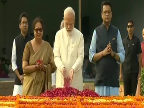 PM Modi pays tribute to Lal Bahadur Shastri at Vijay Ghat