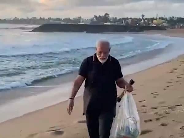Watch: PM Modi picks up trash on Mahabalipuram beach as part of 'Swachh ...